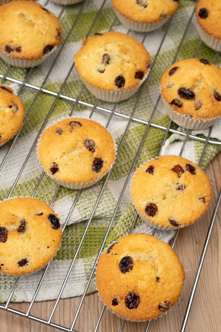 Queen Cakes - Raisin Cupcakes - Quick and Easy Recipe